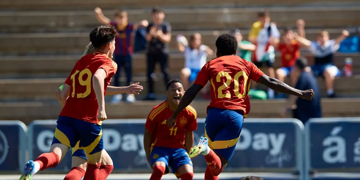 España Sub-16 brilla con seis jugadores culés y dos golazos 'made in' Barça