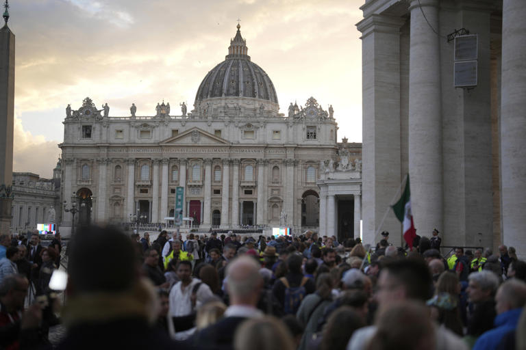 Pope Francis remembered: Estimated 25,000 attend first day of public ...