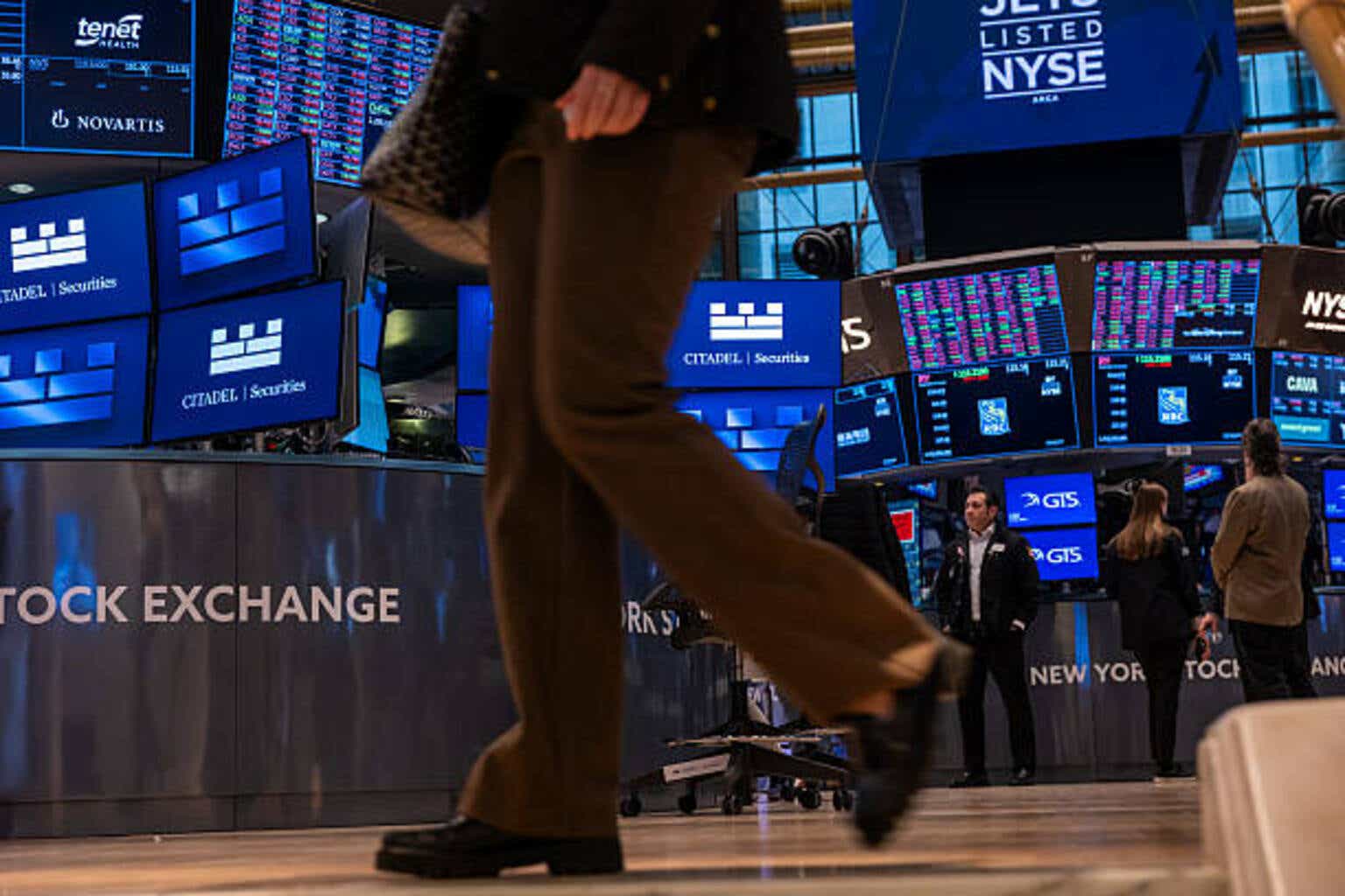 Wall Street extends rally to three straight days as tech stocks surge