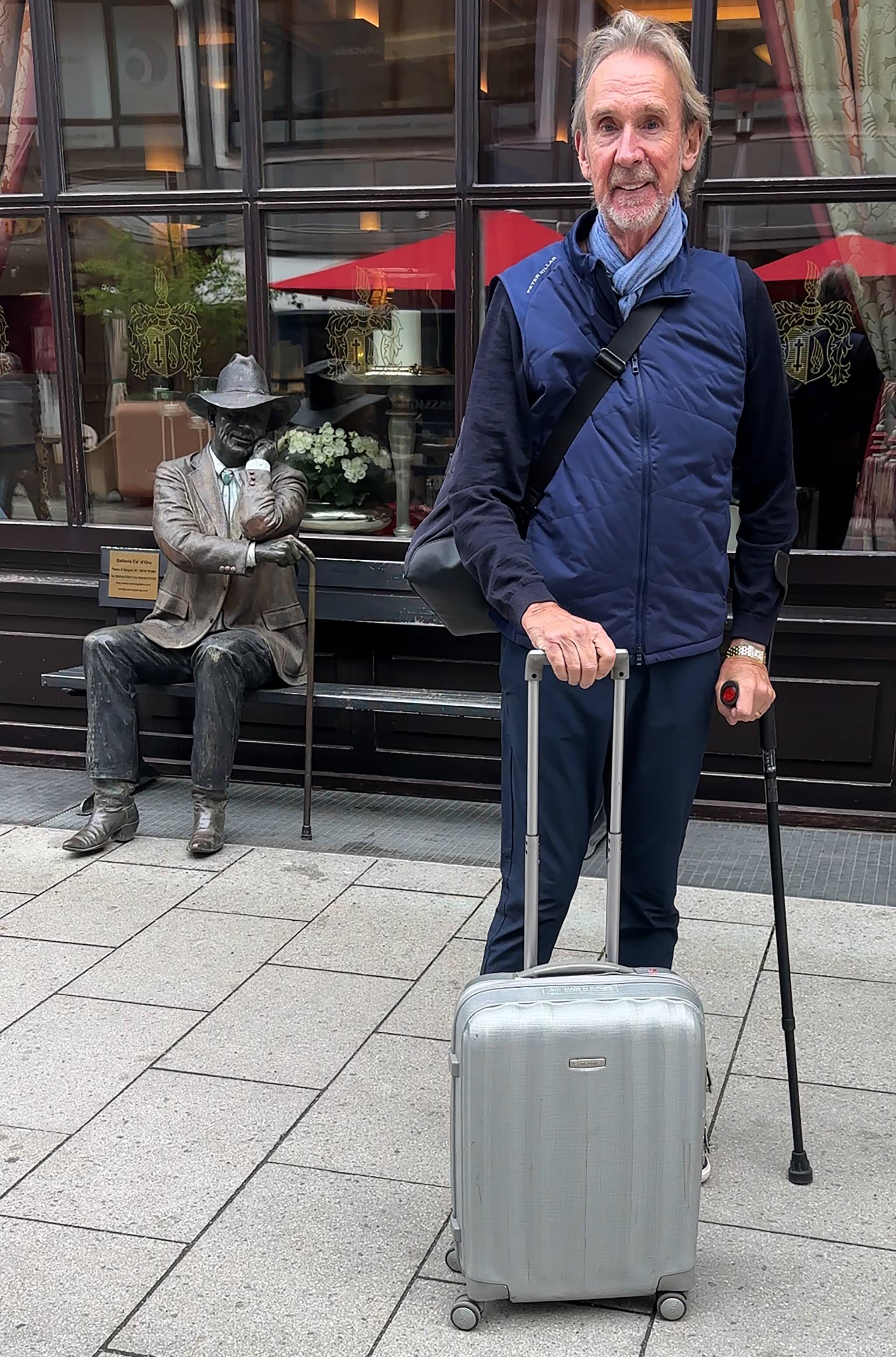 Mike an the Mechanics kommen mit der Bahn in Hannover an