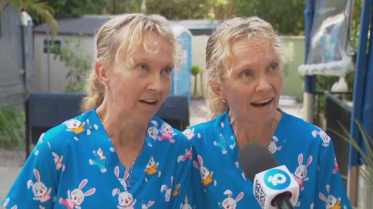 Identical Aussie twins going viral for talking in unison during TV ...