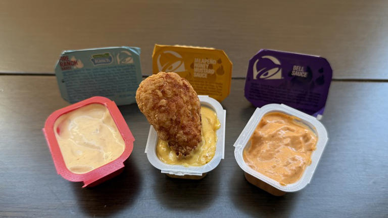 Review: Taco Bell Crispy Chicken Nuggets - The Dipping Sauces Steal The ...