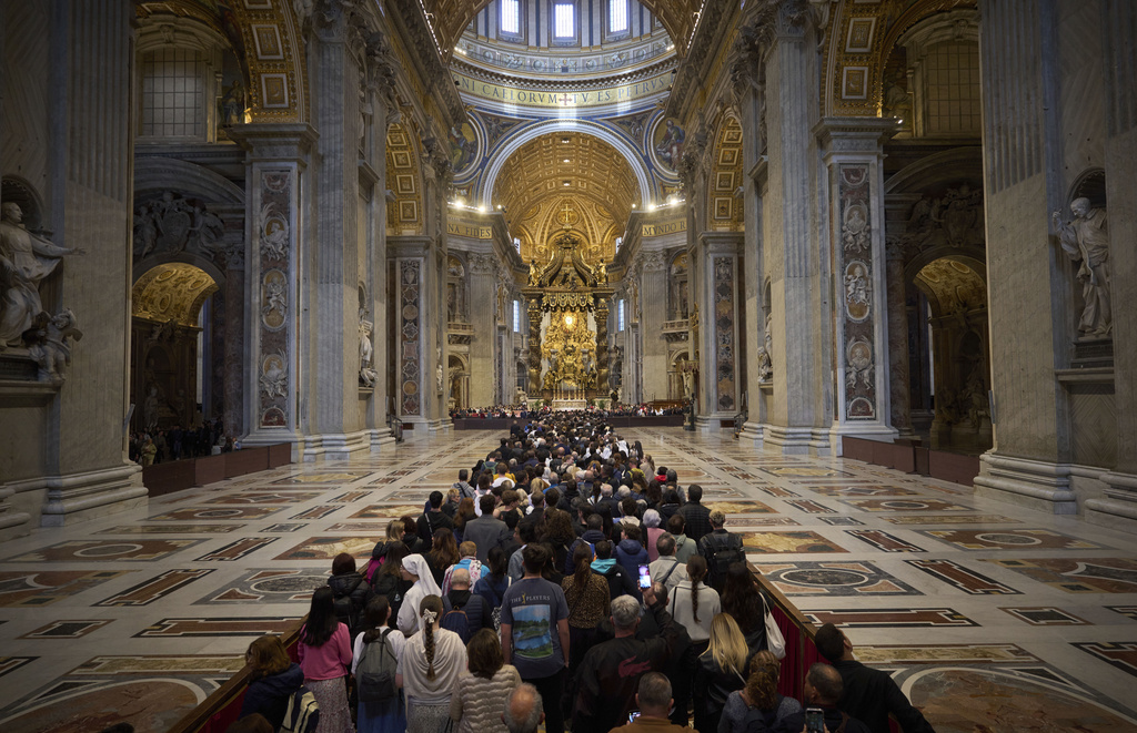 AP PHOTOS: Faithful join the line to pay their final respects to Pope ...