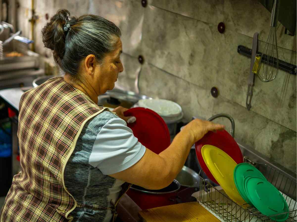 ¿Cómo lavar los trastes de plástico? Tips para que no les salga moho