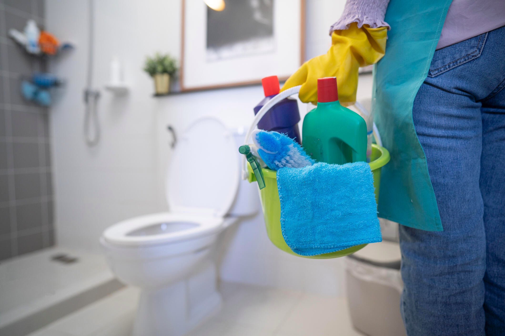 How to Clean a Bathroom in 10 Minutes or Less, From Toilet to Sink