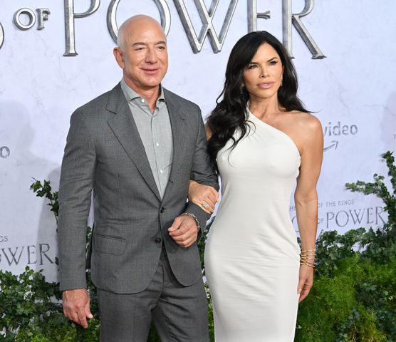 Meet Jeff Bezos's Fiancé: All About Pilot and Best-Selling Author ...