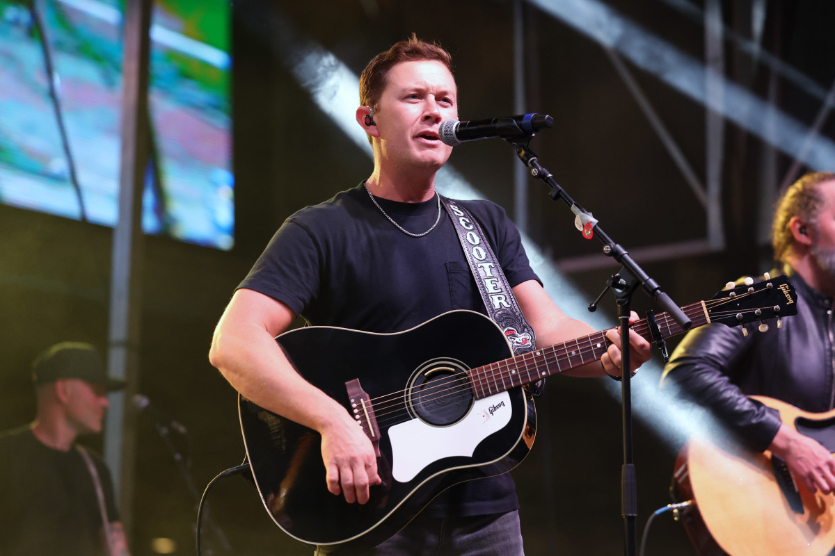 Scotty McCreery Fans Are 'Crying' Over 'Sweetest Moment' With 'Hype Man ...