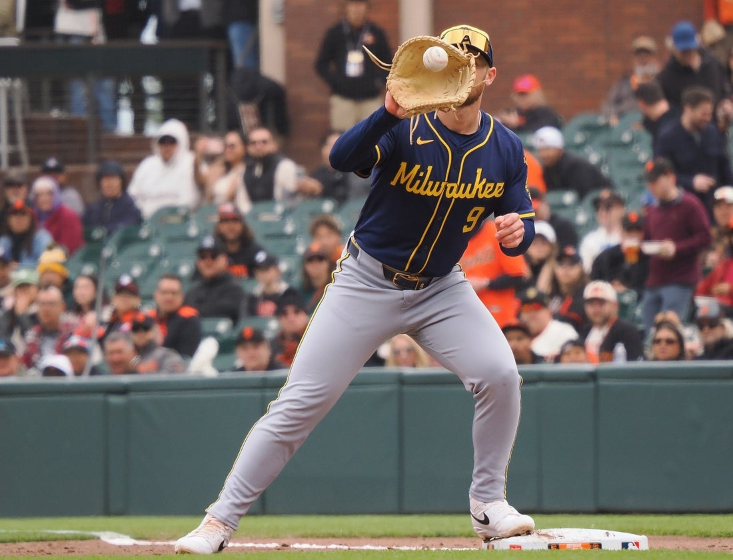 Giants grab late inning comeback win vs. Brewers