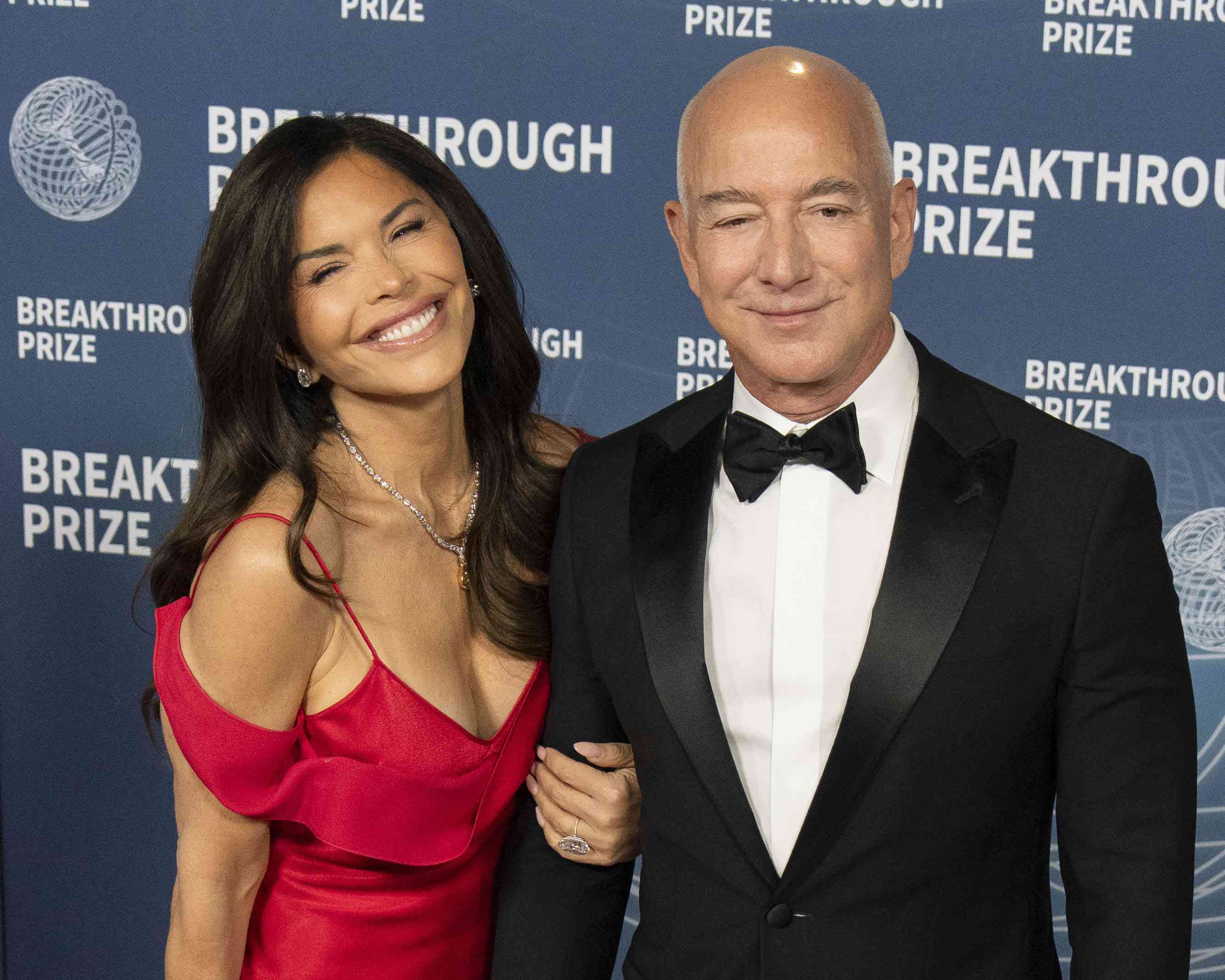 Meet Jeff Bezos's Fiancé: All About Pilot and Best-Selling Author ...