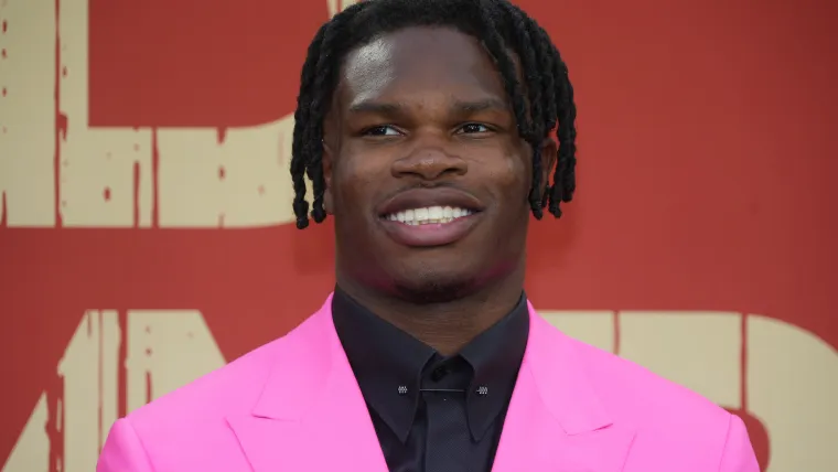 NFL Draft's Travis Hunter sharp in hot pink with bombshell fiancée on arm