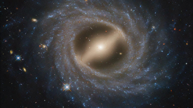 Hubble Telescope snaps stunning portraits of Mars, a celestial moth and ...