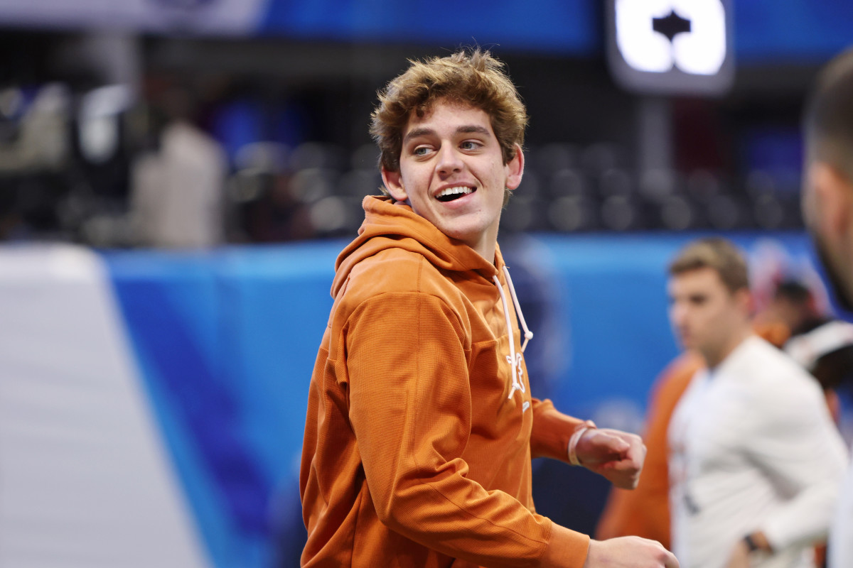 Why is Arch Manning's dad being trolled?