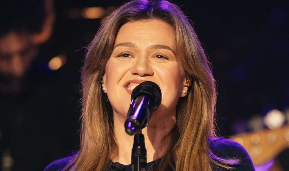 Kelly Clarkson's New Song Sends Fans Into Frenzy & They're All Saying ...