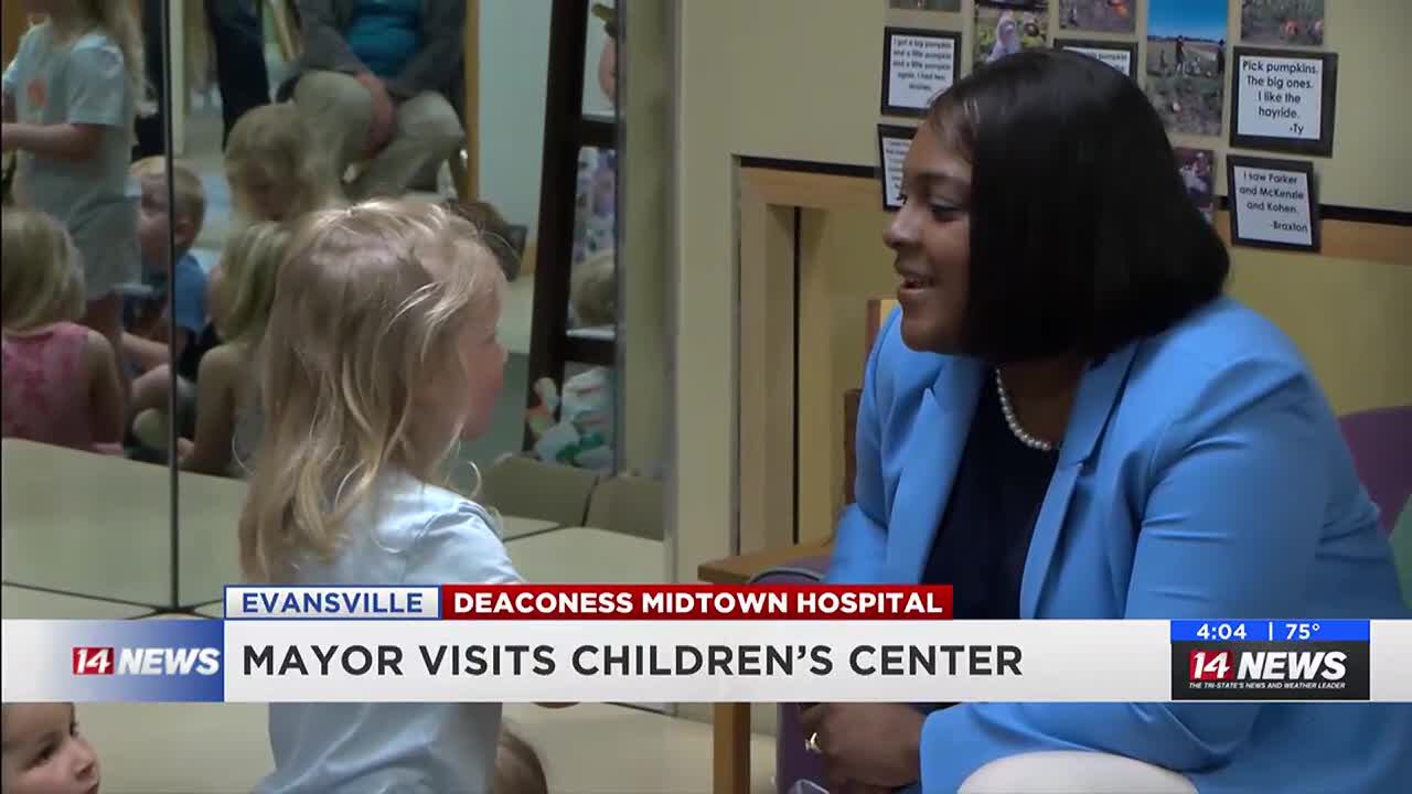 Mayor Terry reads to children