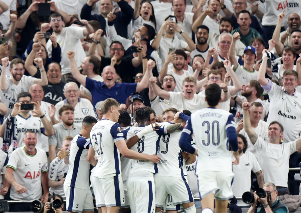 '관중석의 캡틴' 손흥민의 미소…토트넘 UEL 4강 1차전 승리