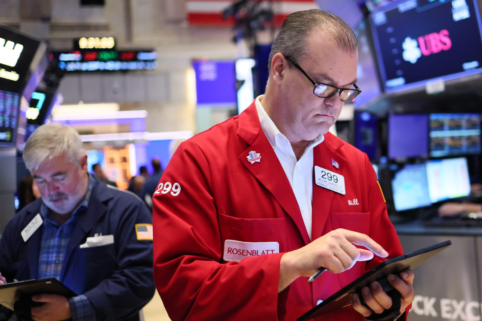 Stocks close higher as tech giants report profits and expansion plans