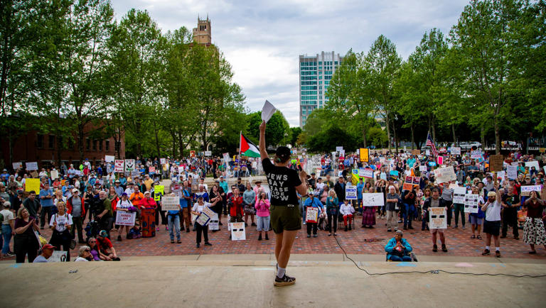 'Democracy dies in silence:' Hundreds rally against Trump policies at ...