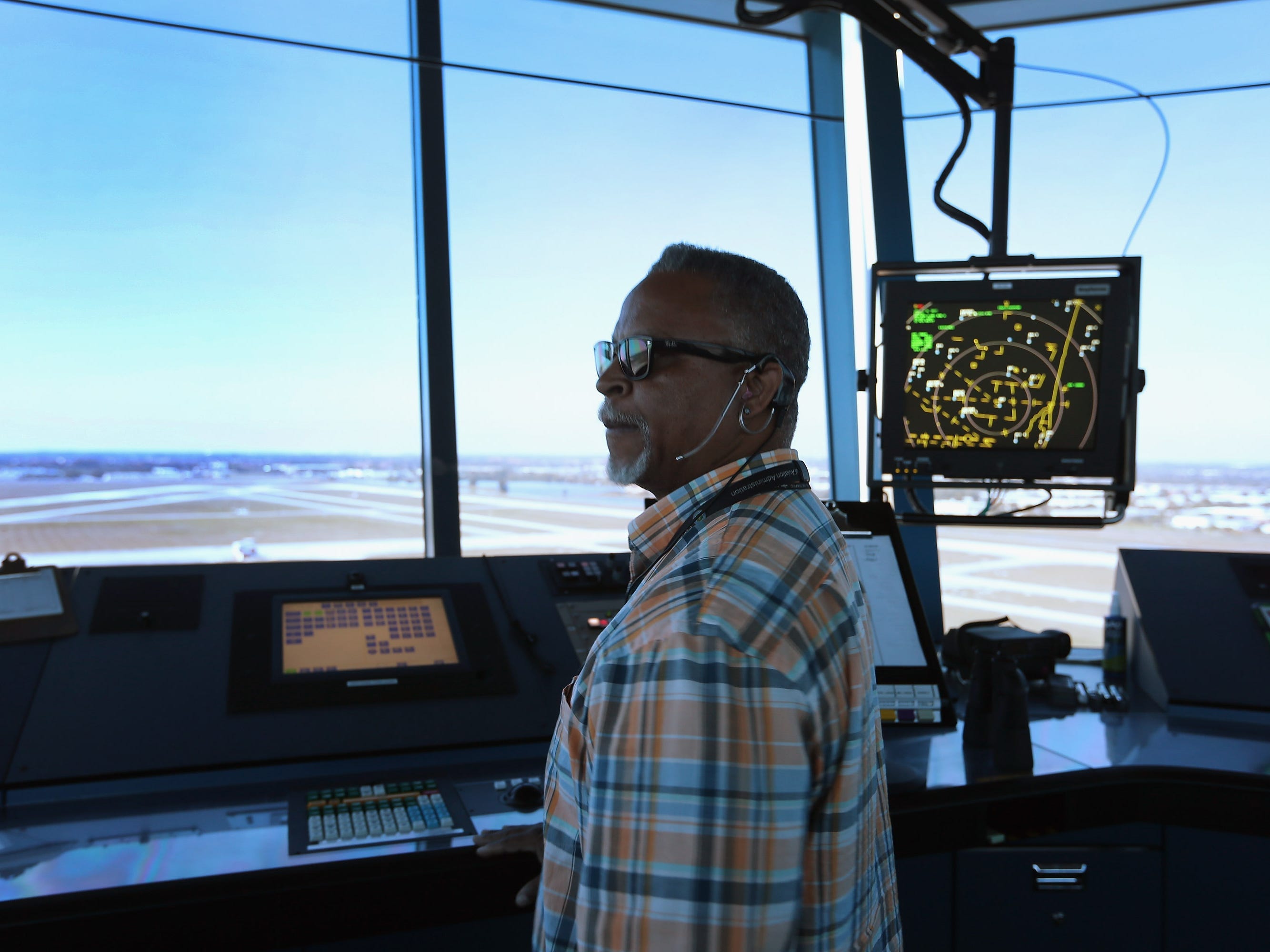 FAA offers $10,000 bonuses to hire new air traffic controllers