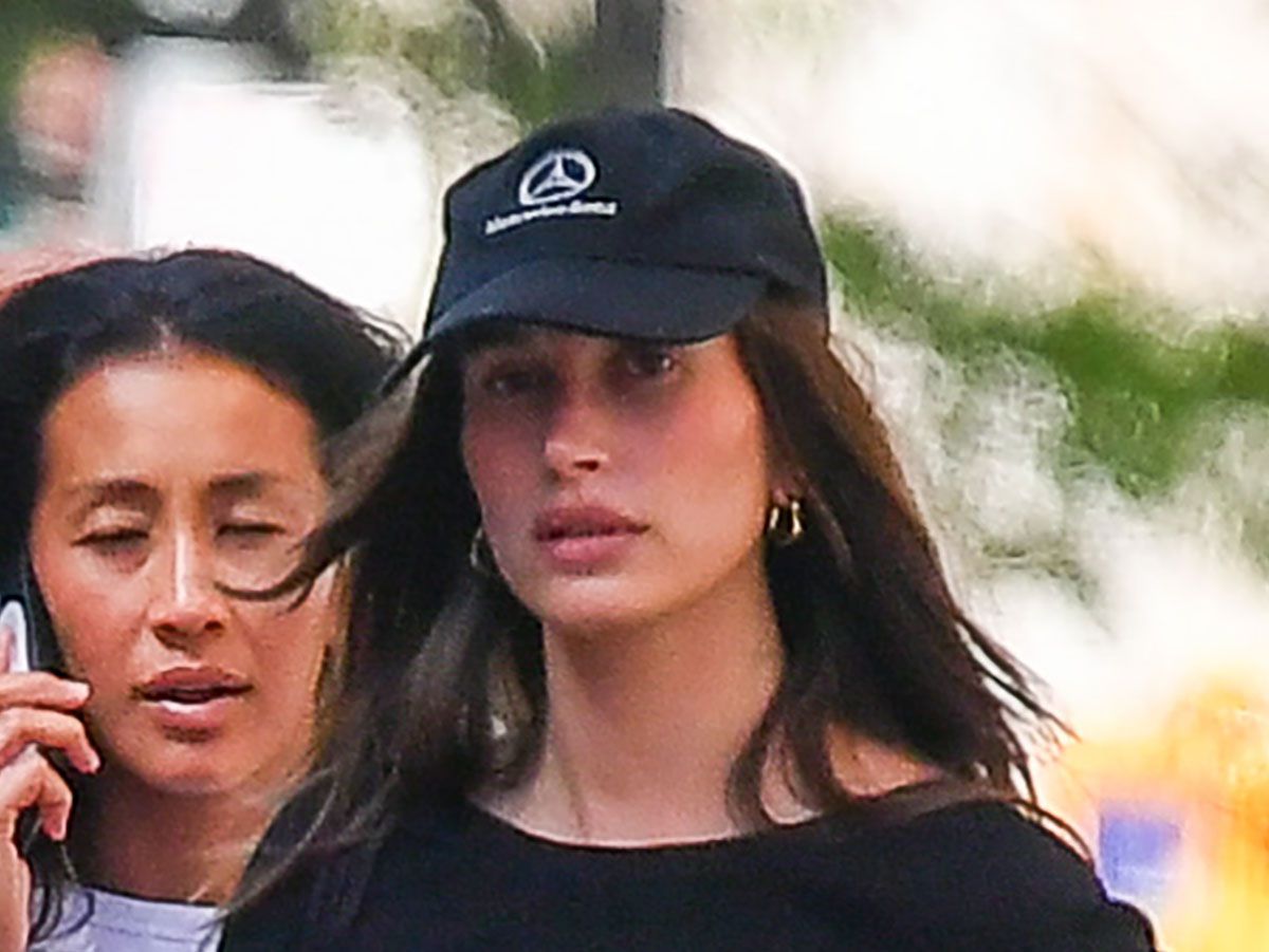 Hailey Bieber Wore the Ultimate Cool-Girl Uniform That's a Must-Try for ...