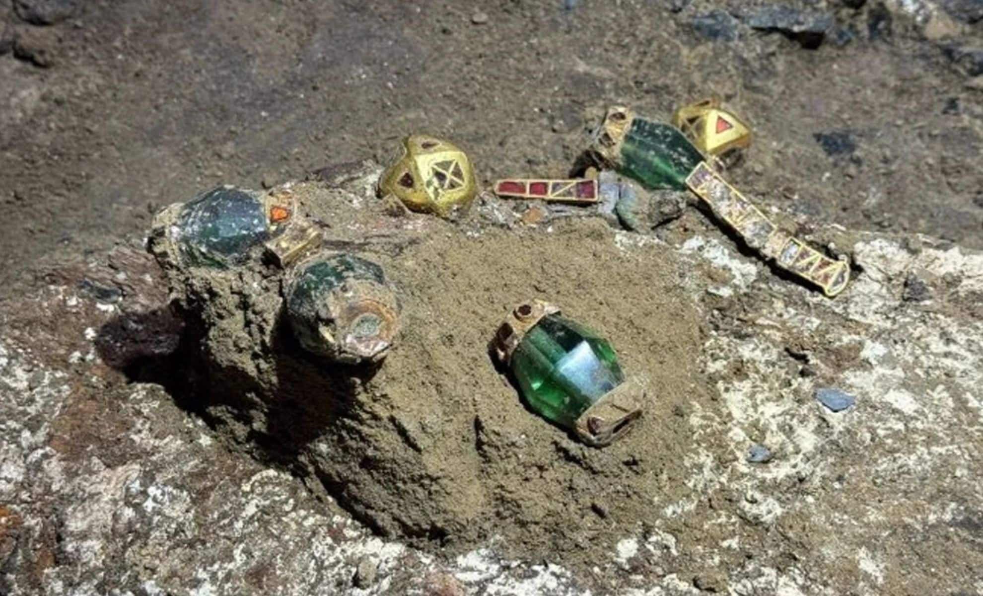 Archaeologists Unveil Hidden Treasure in a 2,000-Year-Old Alanian Tomb ...