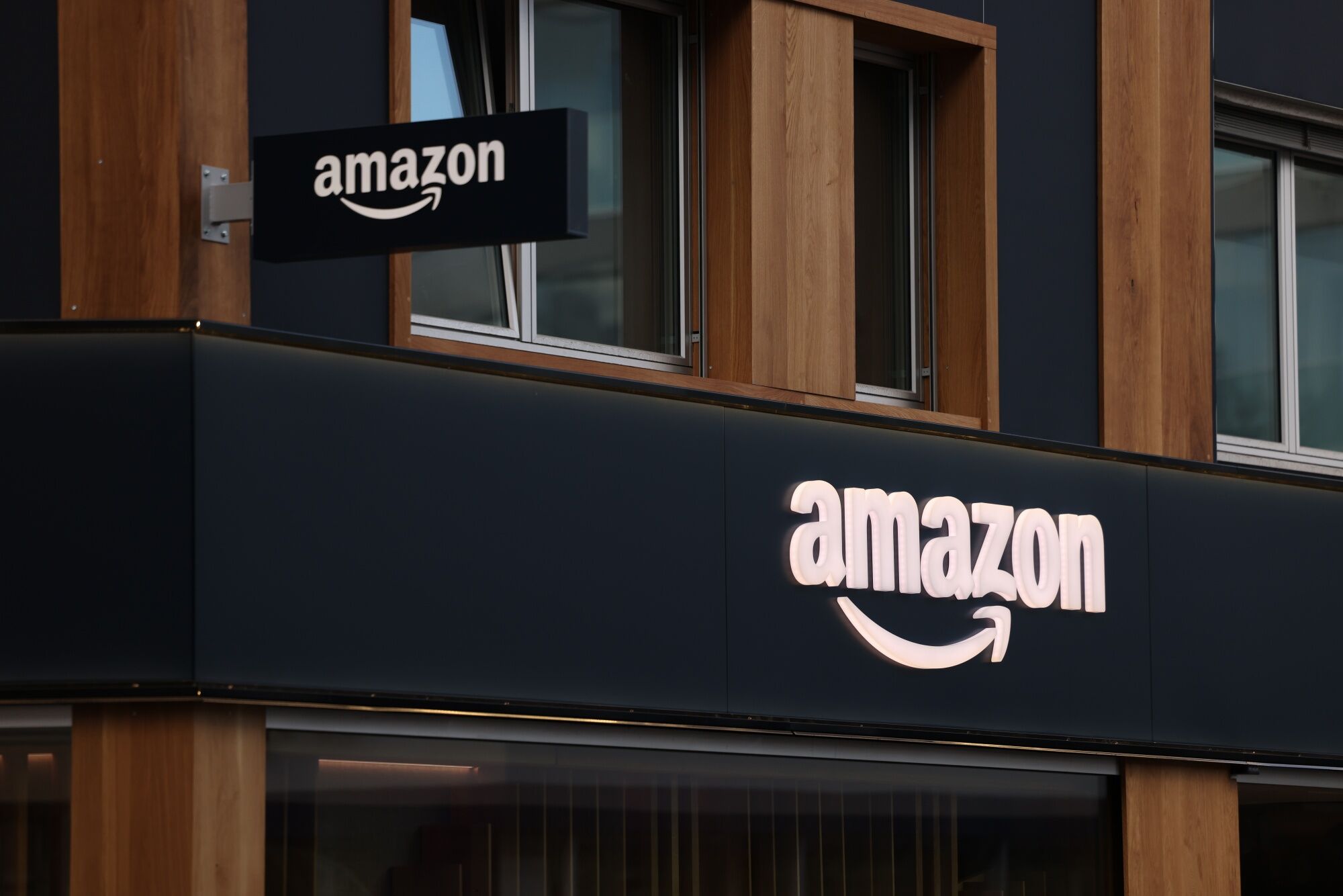 Amazon Projects Profit That Misses Estimates on Trade Concerns