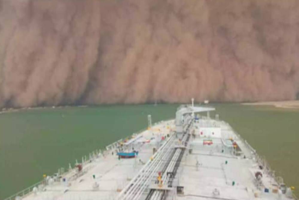 Israel hit by sandstorm, sky turns red