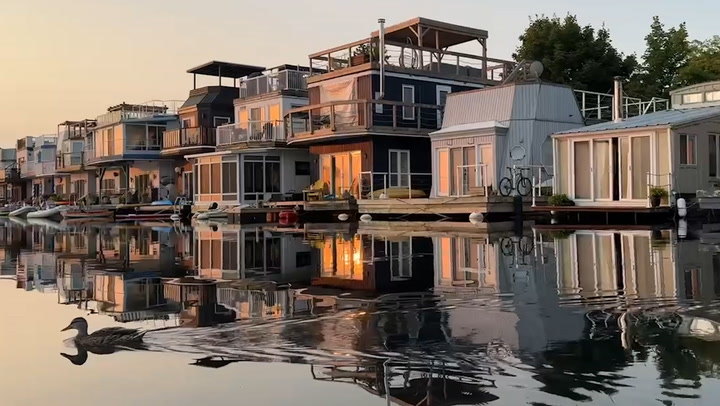 How do floating homes in Toronto manage the harsh weather?
