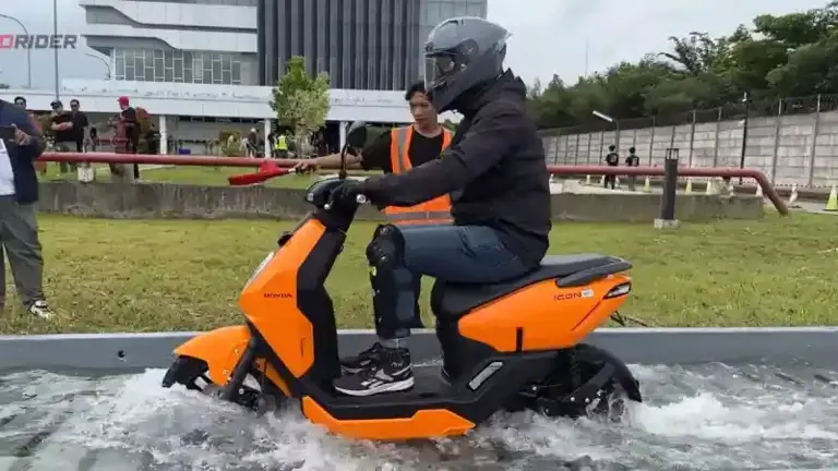 Banjir rendam puluhan RT di Jakarta, pemilik motor listrik wajib tahu ini