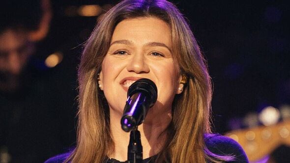 Kelly Clarkson drops new single as fans rush to listen - but there's an ...