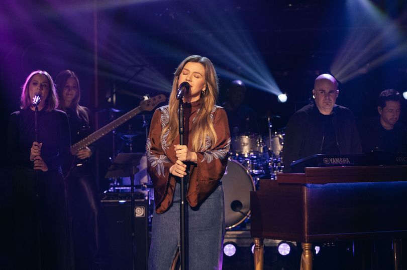 Kelly Clarkson leaves fans frustrated as she drops new single - but ...