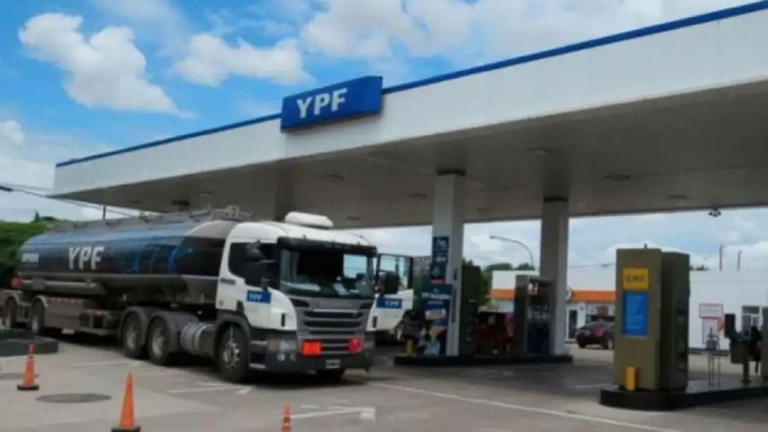 Ya rige la baja en los combustibles de YPF: ¿cómo quedaron los precios de la nafta y el gasoil?