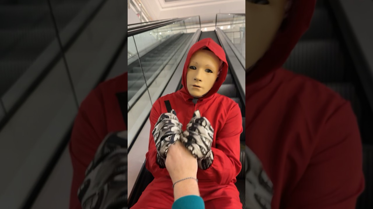 BroBot cracks my fingers