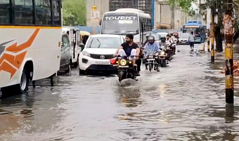 Traffic jams in many parts of Delhi due to heavy rain