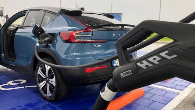 "Laden so schnell wie Tanken": Das riskante Versprechen der Autohersteller