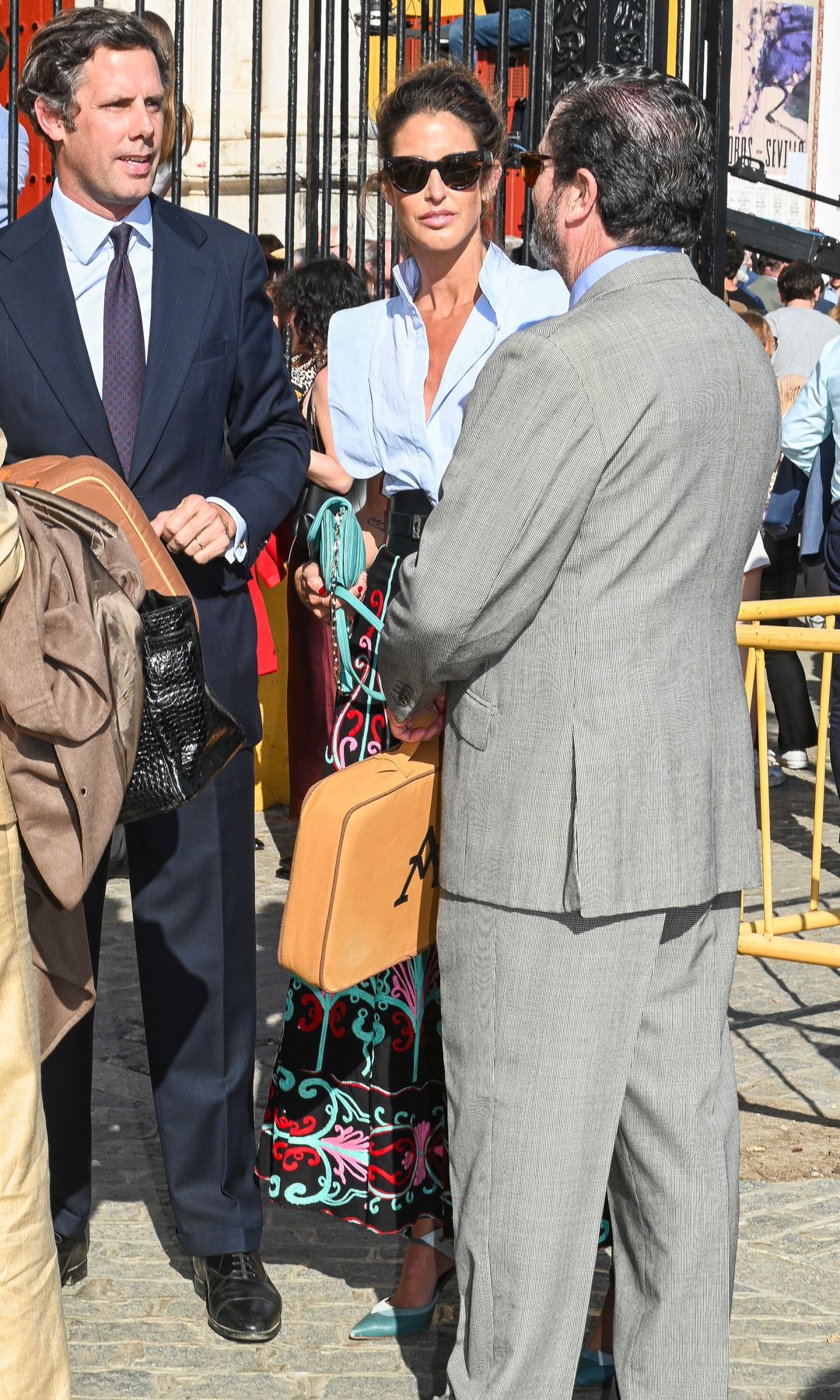 Inés Domecq triunfa en Sevilla con un elegante look de camisa y ...