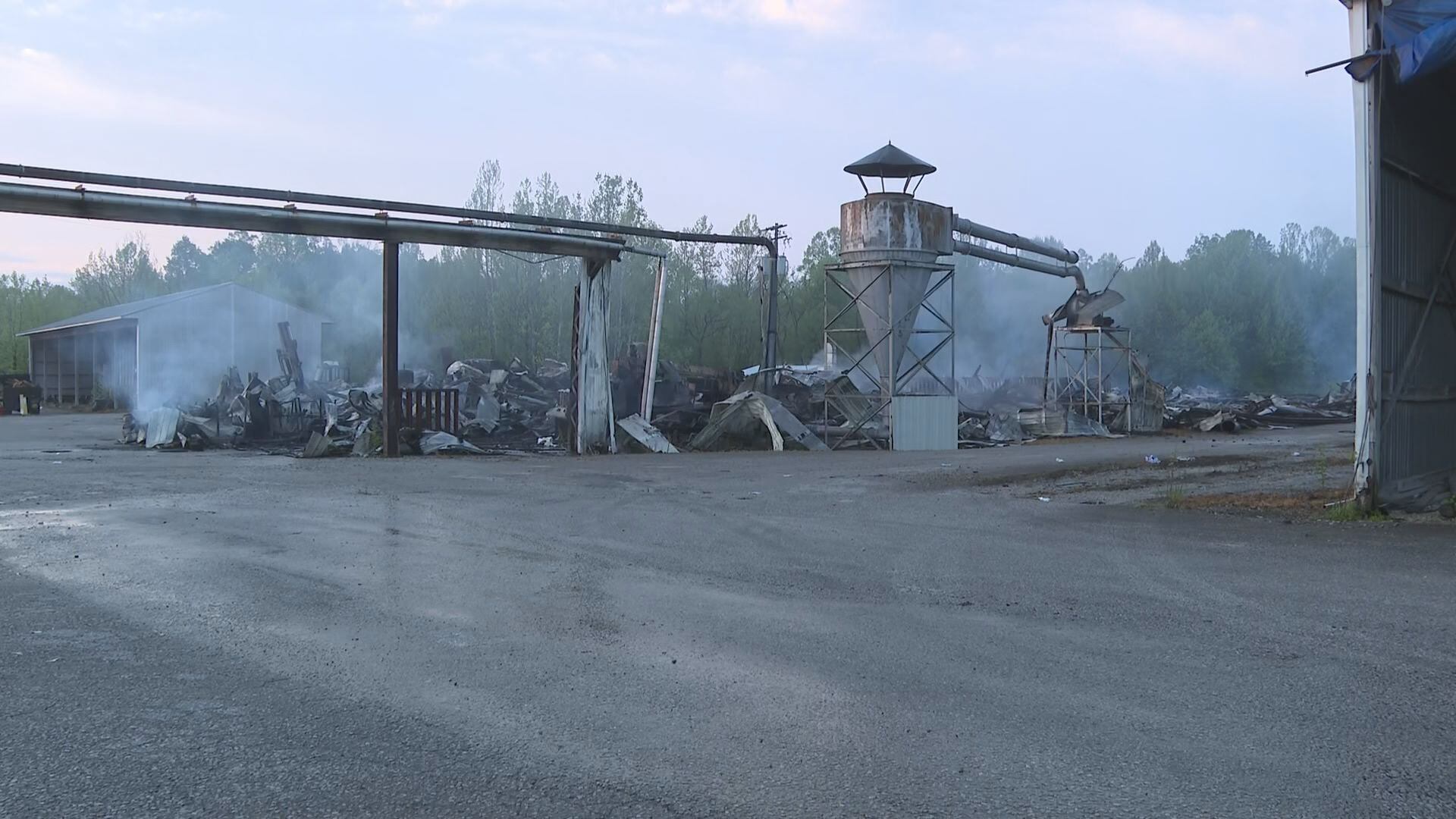 Large fire breaks out at Ky. lumber yard