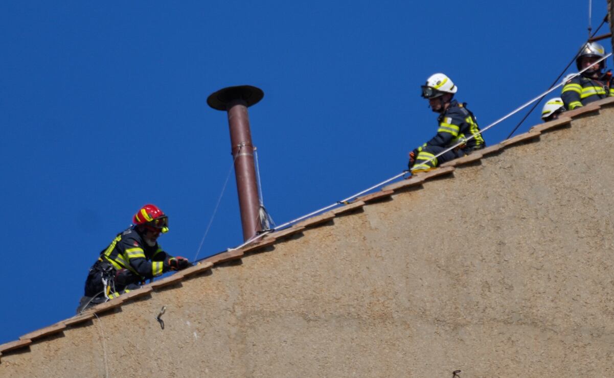 Vaticano instala chimenea sobre la Capilla Sixtina antes del cónclave ...