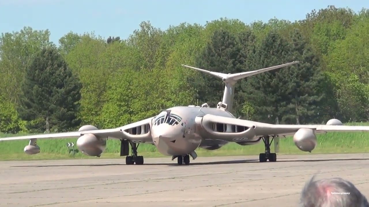 Victor V-Bomber’s Thunderous High-Speed Pass