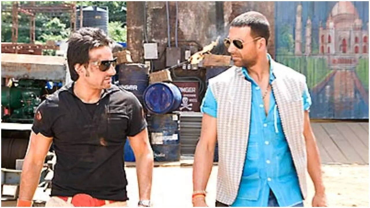 'Main Khiladi Tu Anari' co-stars Akshay Kumar and Saif Ali Khan to ...