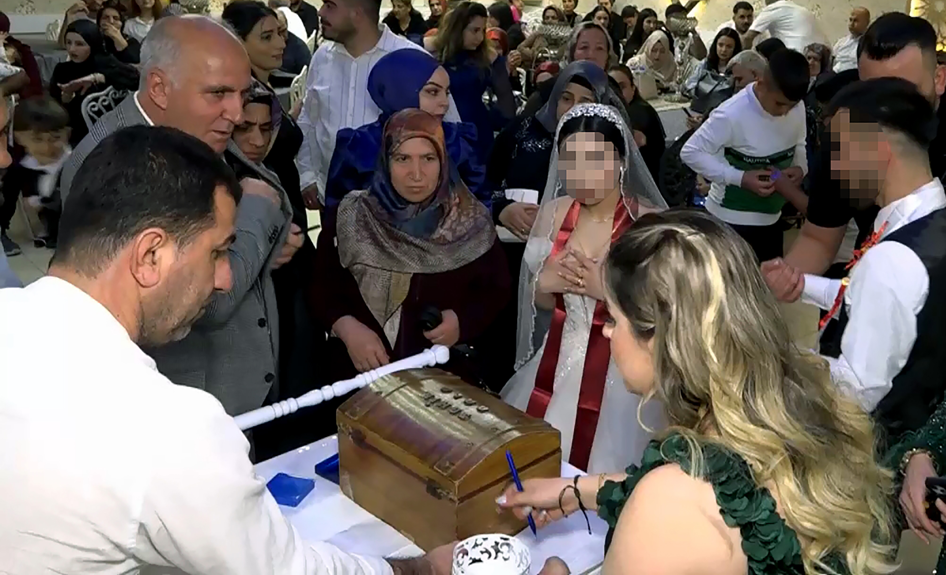 Davetli gibi gittiği iki düğünde gelin ve damada su ikram etti; takı ...