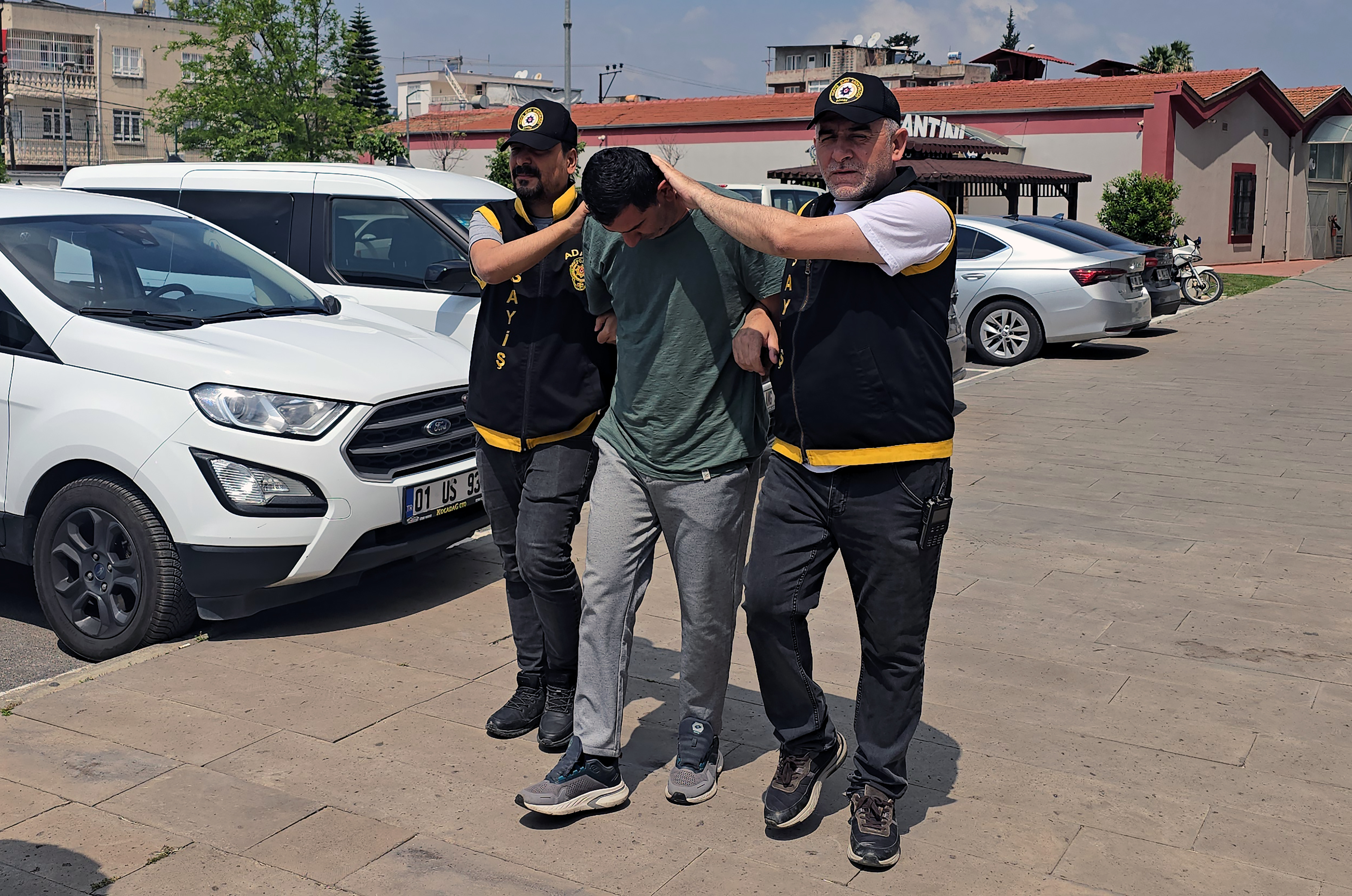 Davetli gibi gittiği iki düğünde gelin ve damada su ikram etti; takı ...