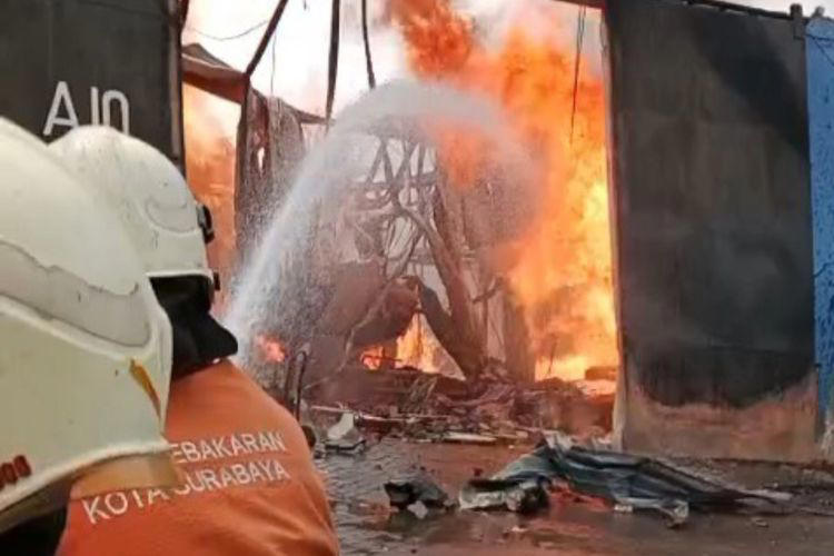 Gudang Kimia Terbakar di Tambak Langon Surabaya, Satu Truk Tangki Meledak