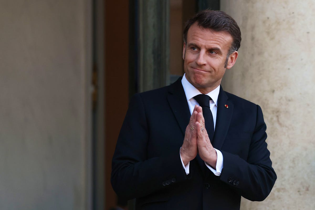 «Emmanuel Macron veut même choisir le pape»