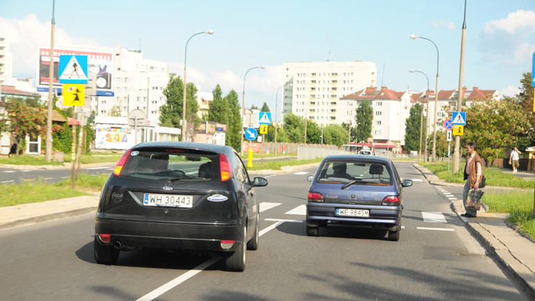 Wyprzedzanie na pasach i skrzyżowaniach. Kiedy grozi mandat, a kiedy można?
