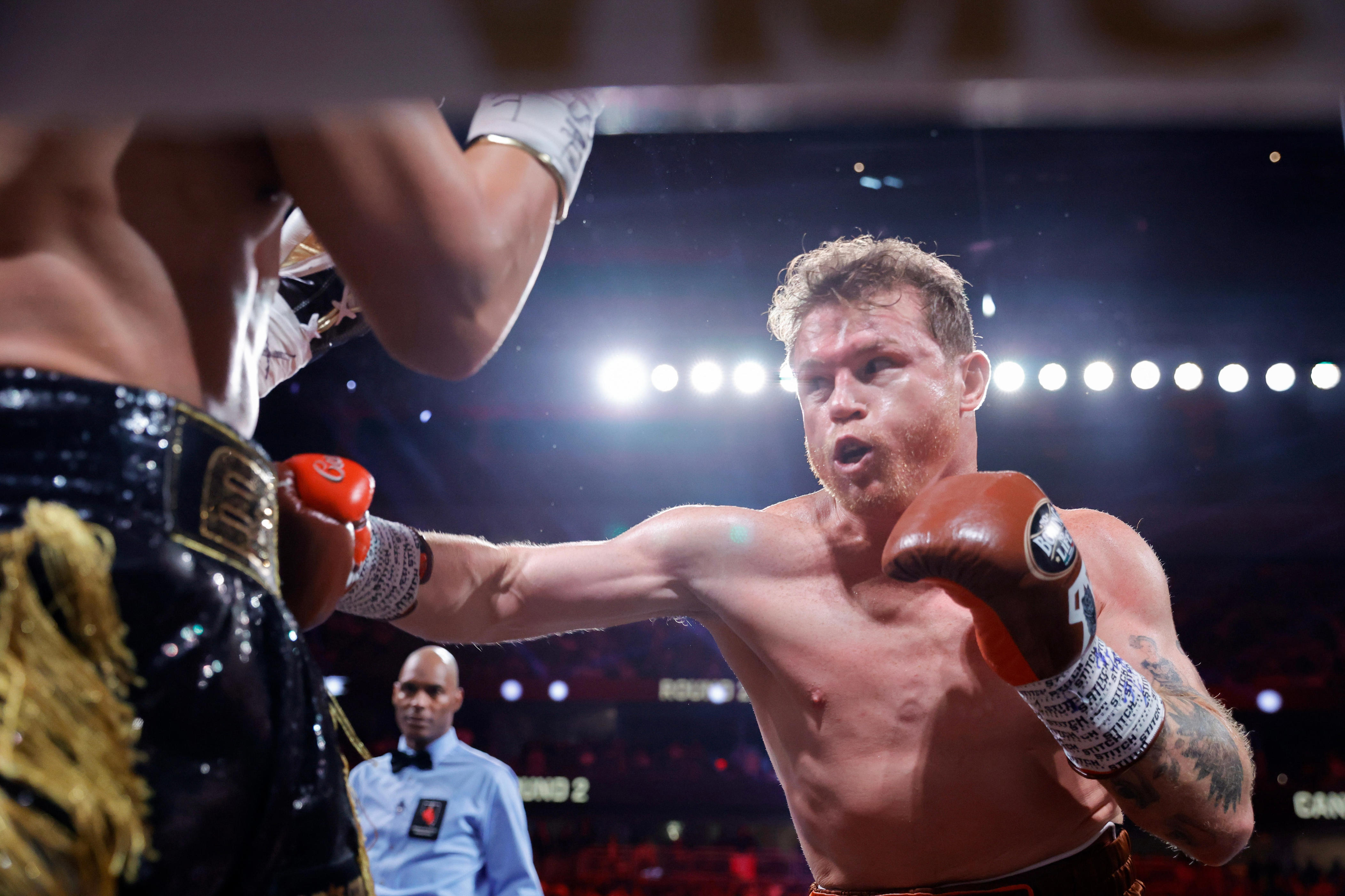 Canelo Alvarez vs William Scull fight time on Saturday
