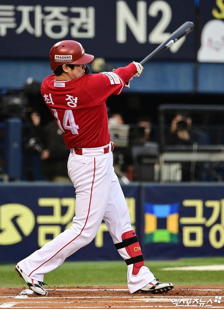[속보] 이게 KBO 통산 홈런 1위다! 최정, 복귀 첫 타석부터 홈런 '쾅'→역대 2번째 통산 4200루타 [잠실 라이브]