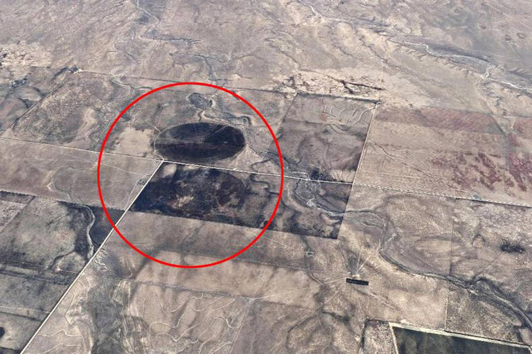 UFO '1,000-foot-long alien spaceship' spotted by pilot in photo