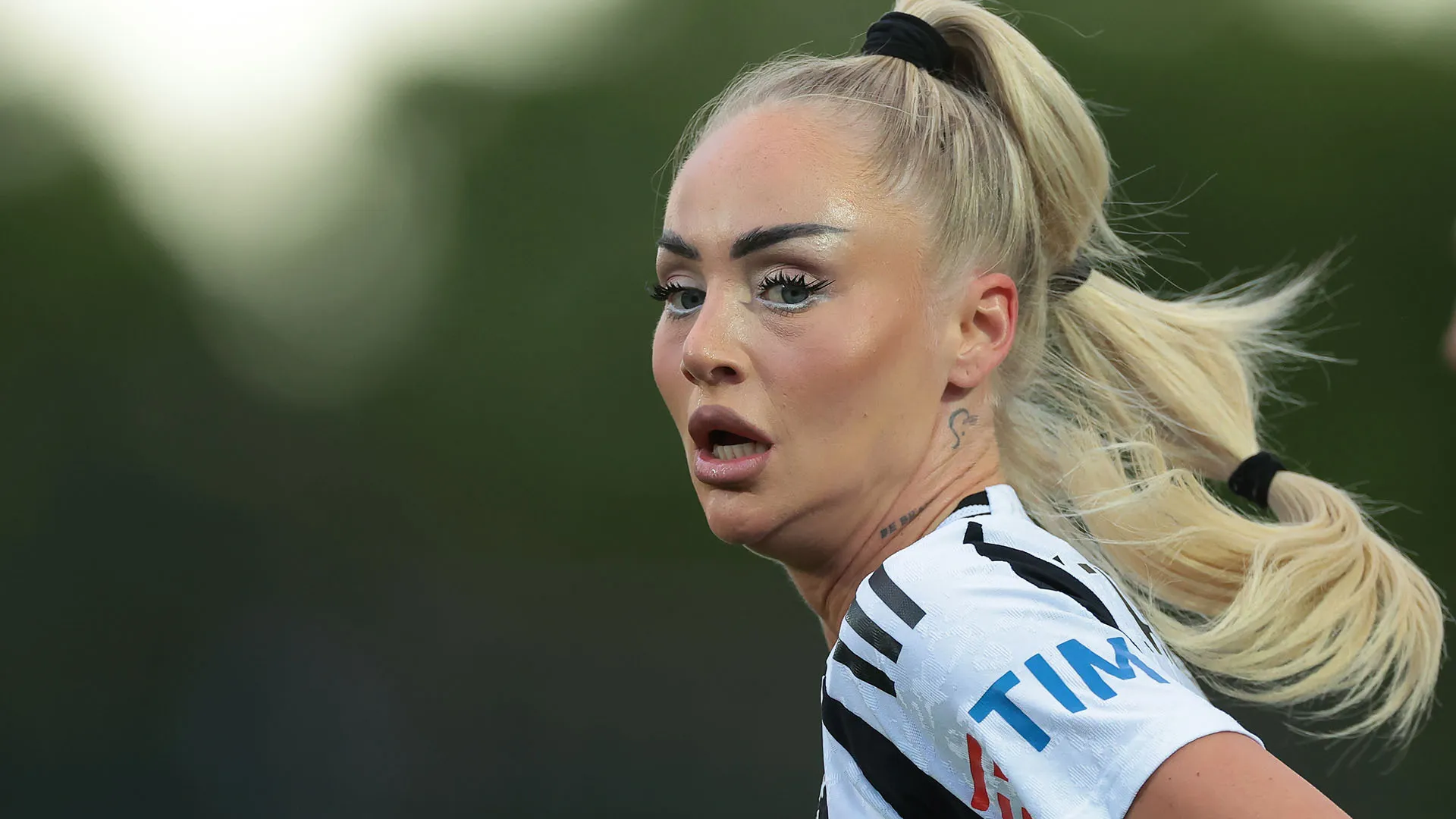 Alisha Lehmann legt haar gewaagde levenskeuze uit: de foto's