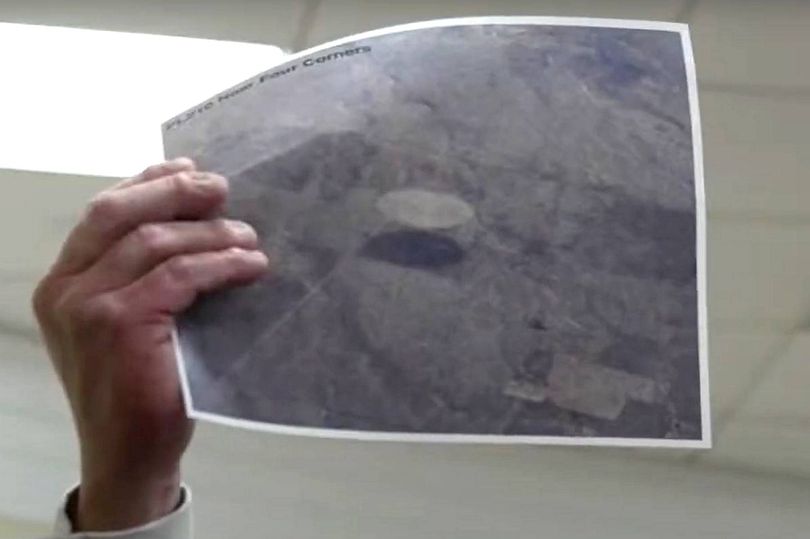 UFO '1,000-foot-long alien spaceship' spotted by pilot in photo