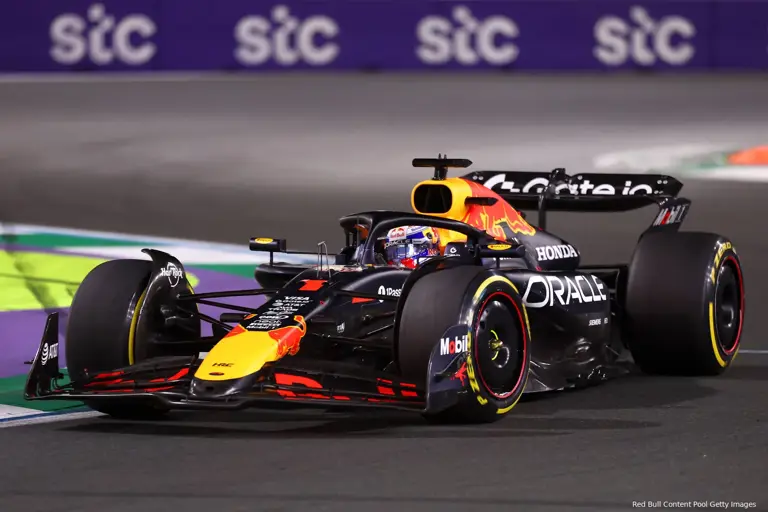 Horner reageert op geruchten vertrek Verstappen: 'Hij is volledig toegewijd'